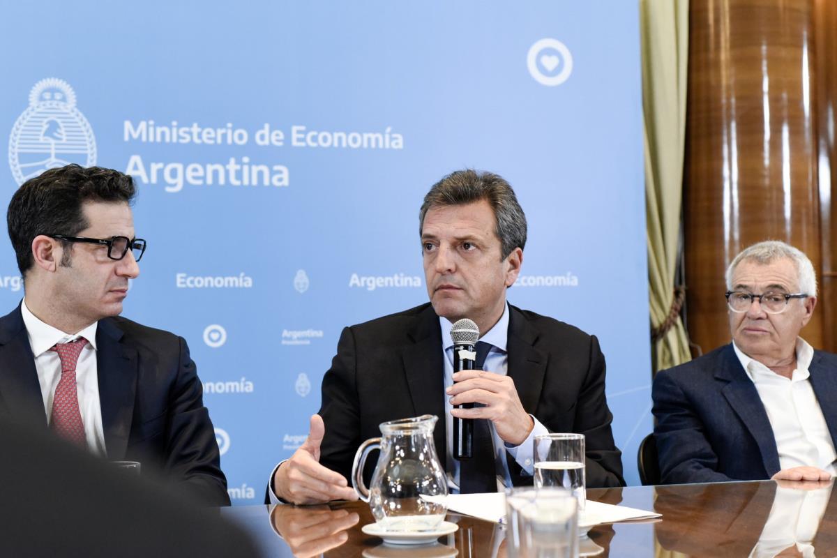 El Gobierno acordó congelar precios de la ropa hasta diciembre - Corta